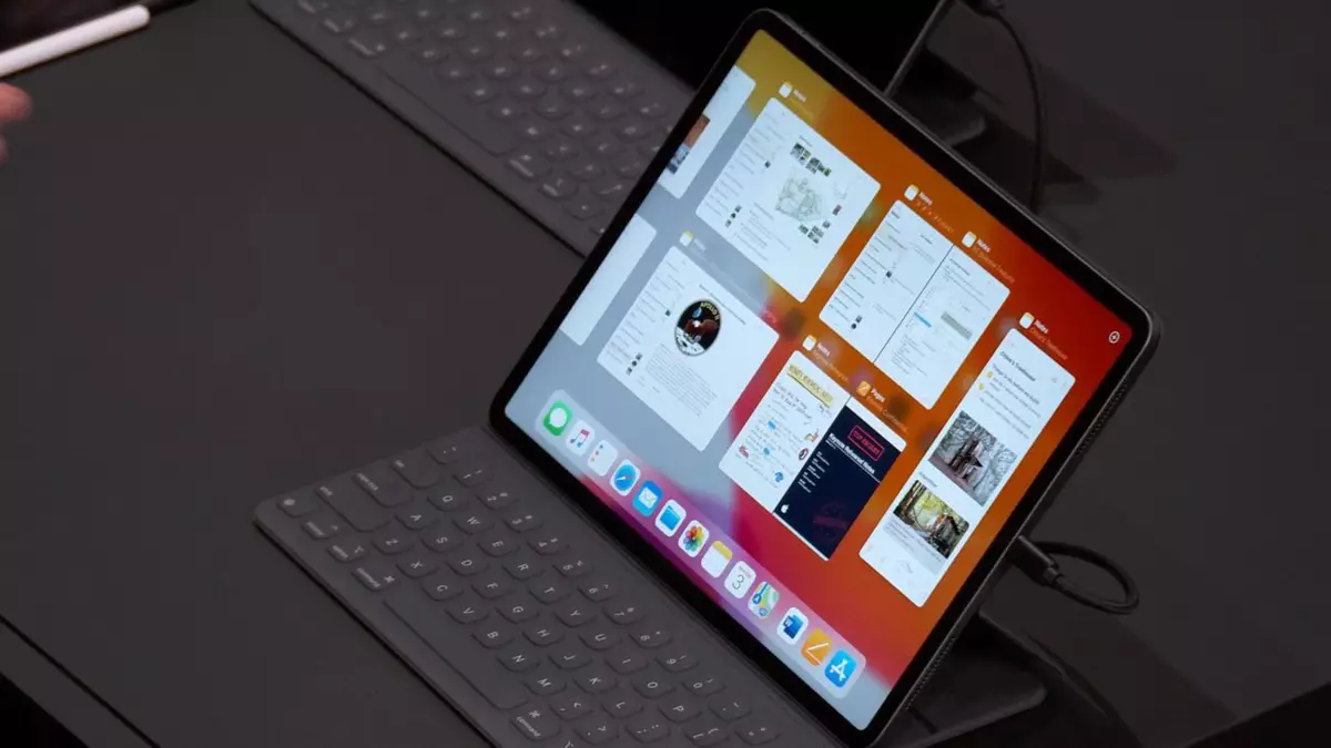 اپل iPados را نشان داد. حالا شما می توانید یک لپ تاپ را رد کنید 5274_2