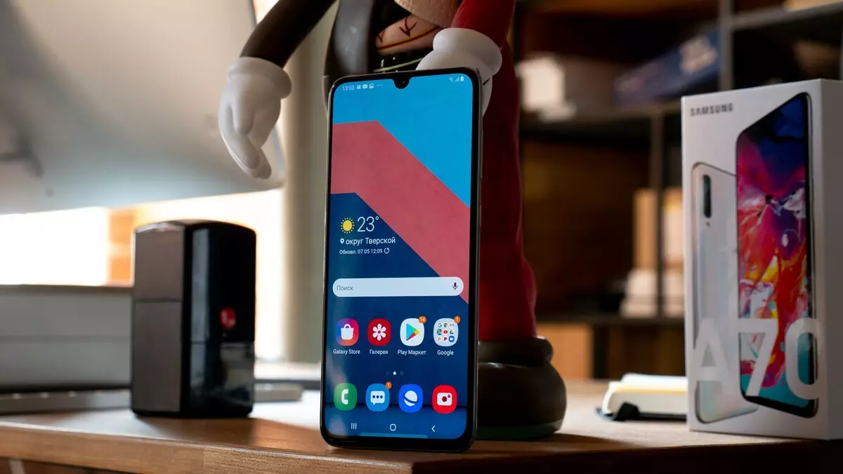 Przegląd SAMSUNG GALAXY A70: rozmiar ma znaczenie 5354_0