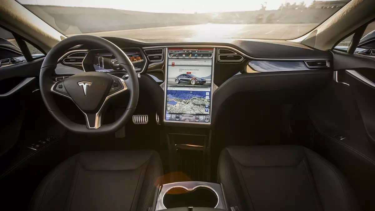 Autopilot tar. Tesla kommer att lansera en miljon obemannade taxi på ett år 5389_1