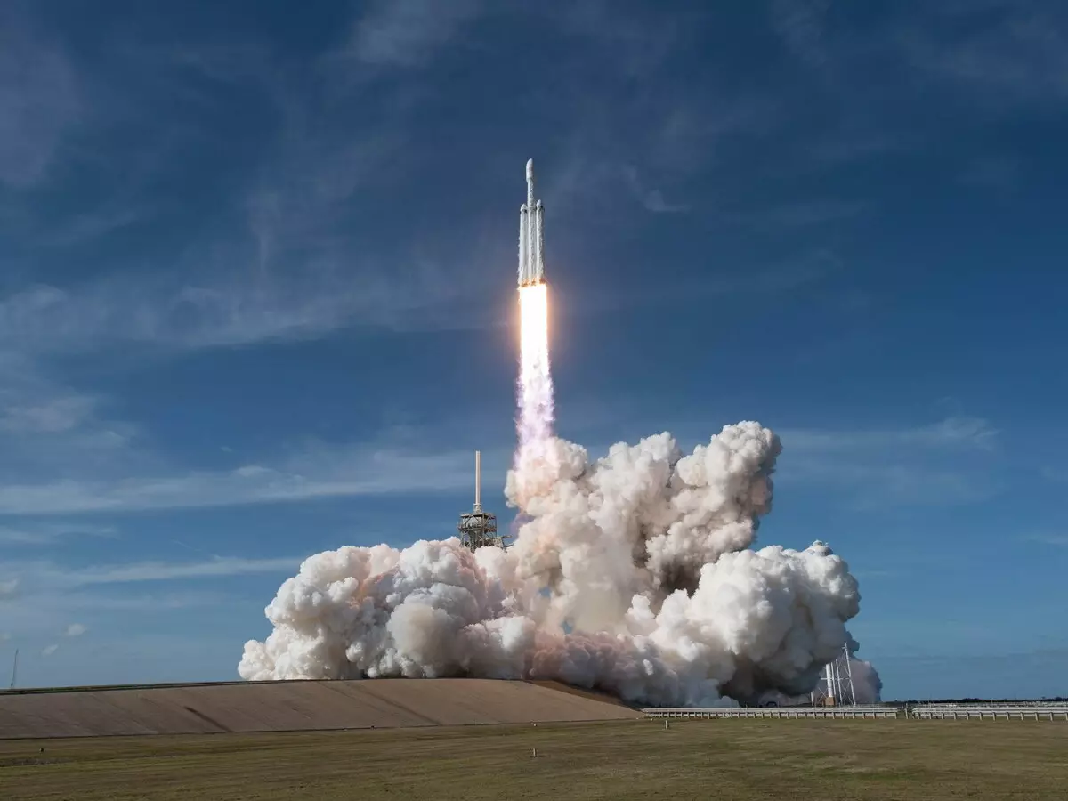 წარმატება! SpaceX დაბრუნდა სამივე პირველი ეტაპის ბლოკი Falcon Heavy- ის დაწყების შემდეგ 5421_0