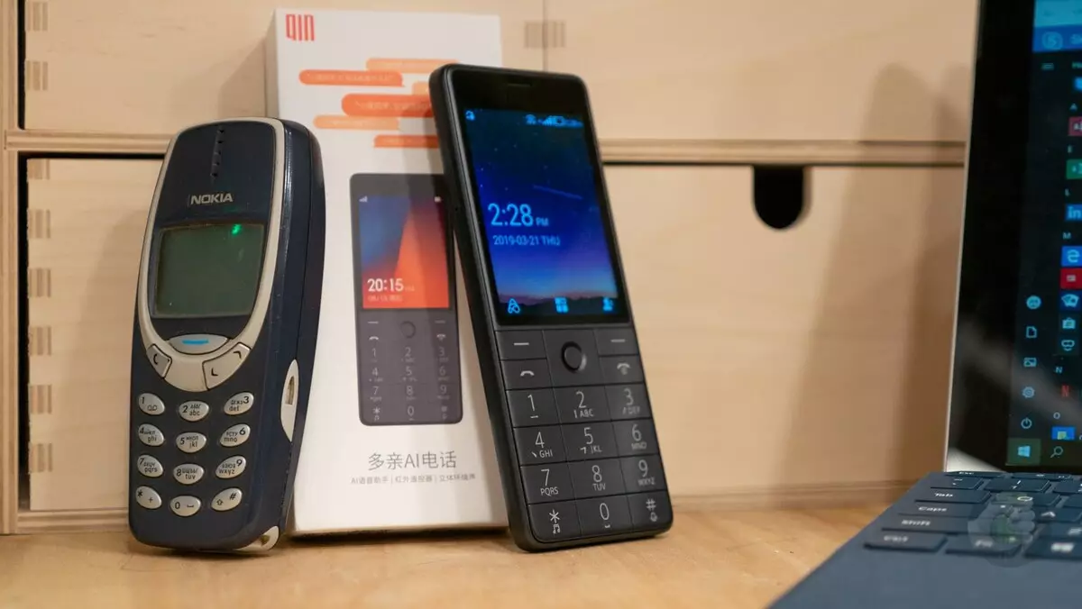 Xiaomi Qin 1S: telefaona nostalgic amin'ny Android miaraka amin'ny bokotra 5513_6