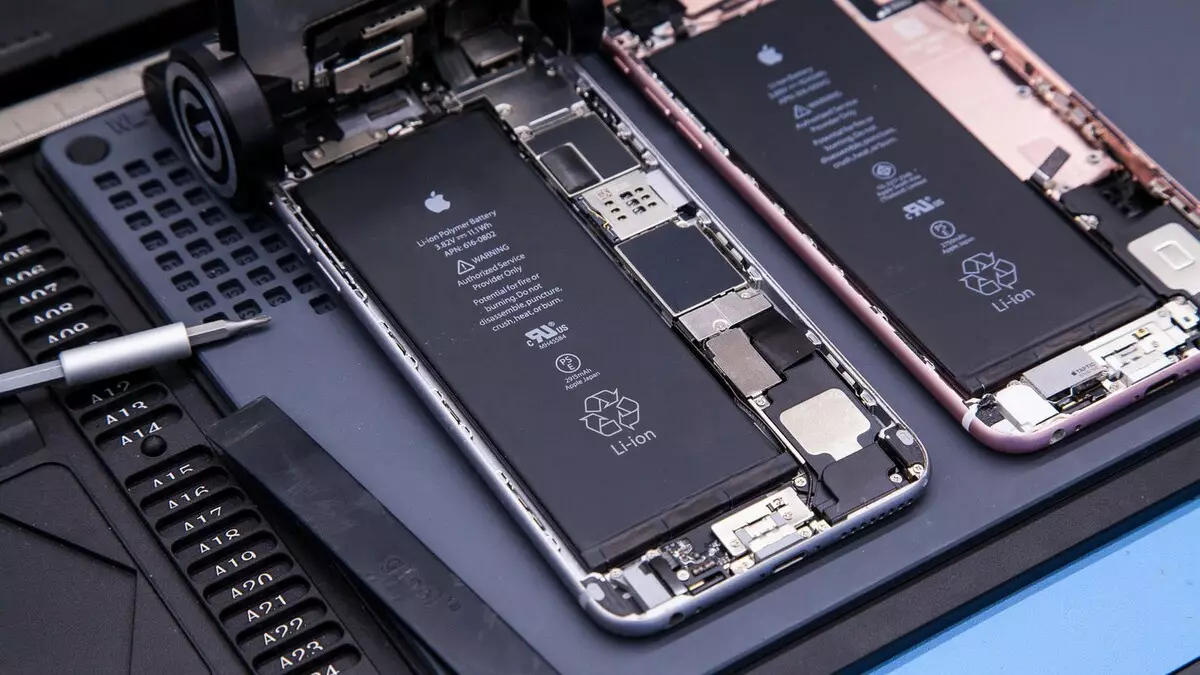 Аппле ће узети за поправку иПхоне-а са батеријама без шипки 5572_0