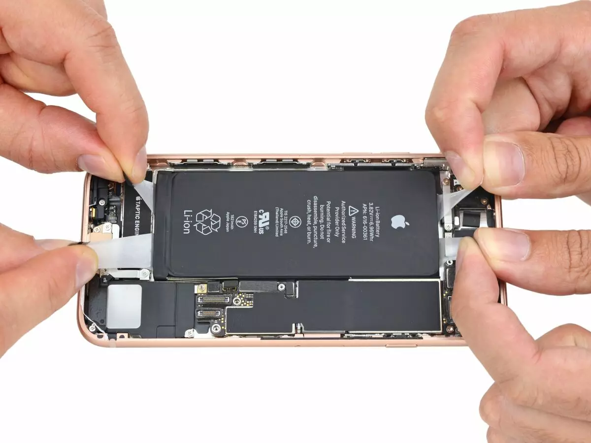 Аппле ће узети за поправку иПхоне-а са батеријама без шипки 5572_1