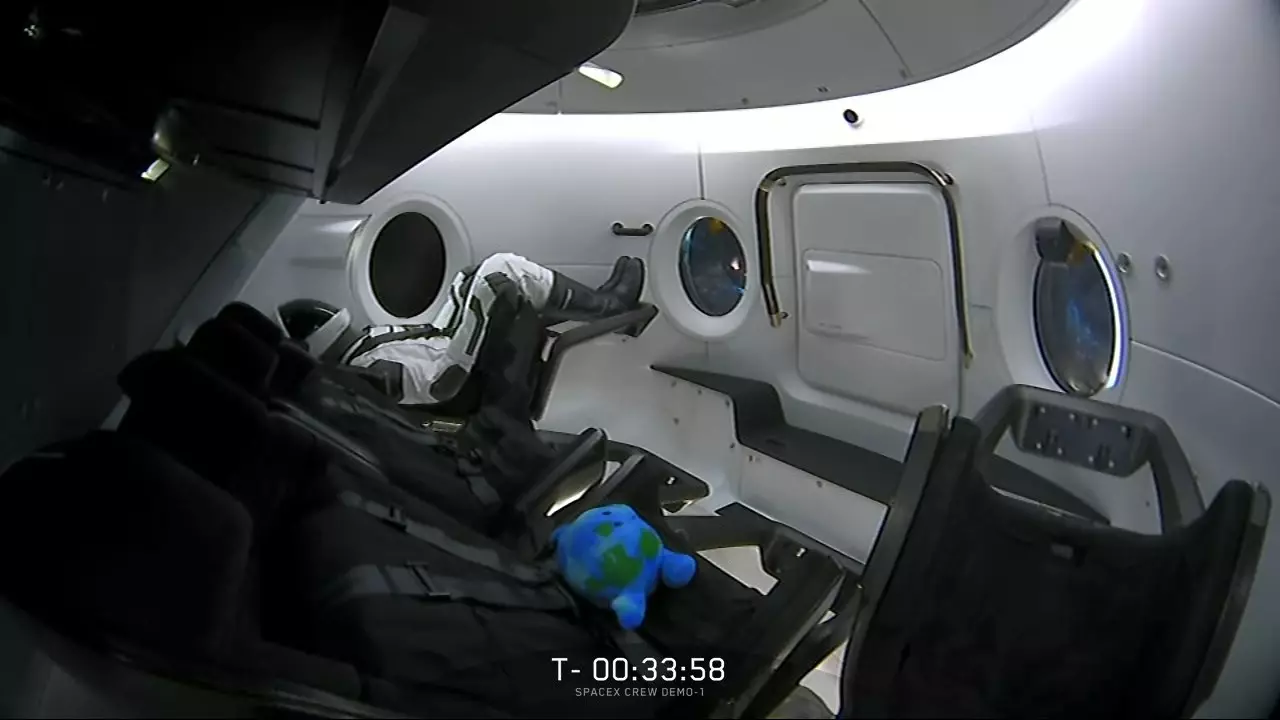 Monopoly Roskosmos přišel konec: SpaceX posádka Dragon Ducklings do ISS 5582_1