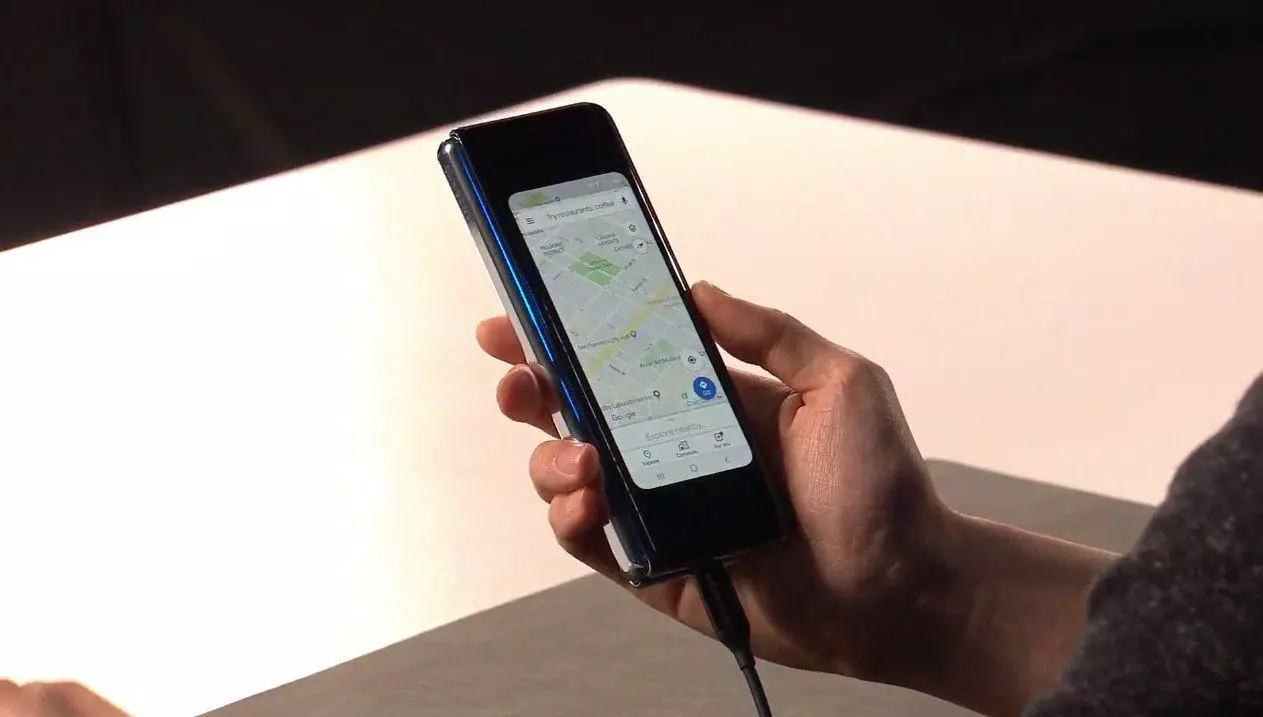 Samsung nunjukkeun smartphone fleksibel fleksibel 5631_2