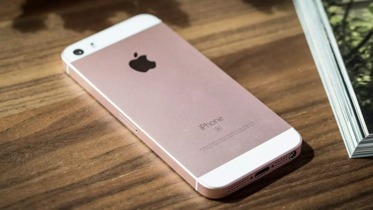 Apple nelonge resendis novan iPhone SE por vendo por $ 249 5739_0