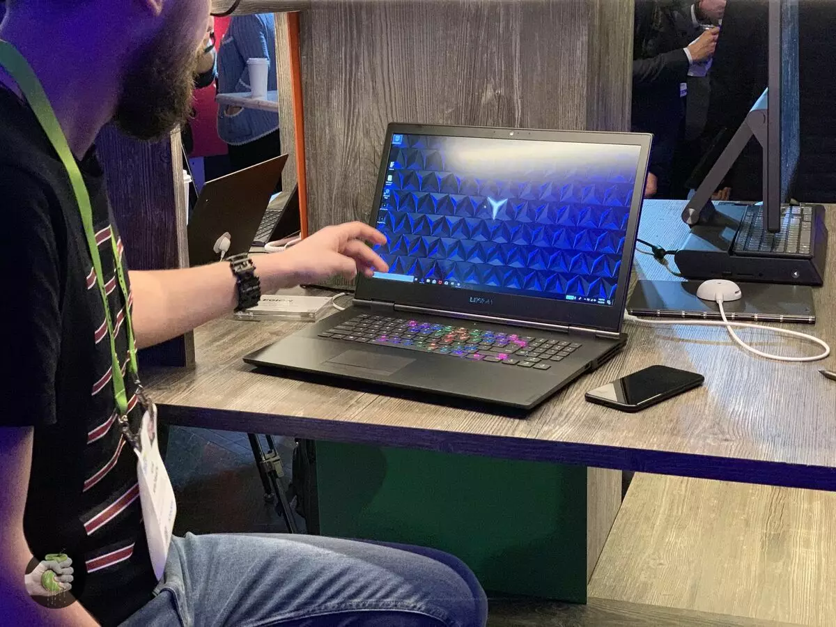 CES 2019. دن کا دوسرا، فیصلہ کن، 5 جی اور 8K 5785_10