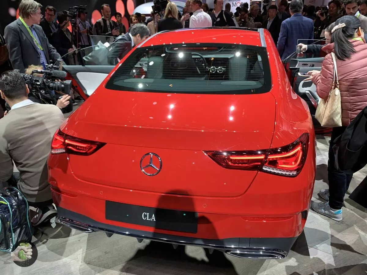 Hermoso hermano menor. Nuevo Mercedes-Benz Cla llegó a Las Vegas 5788_4