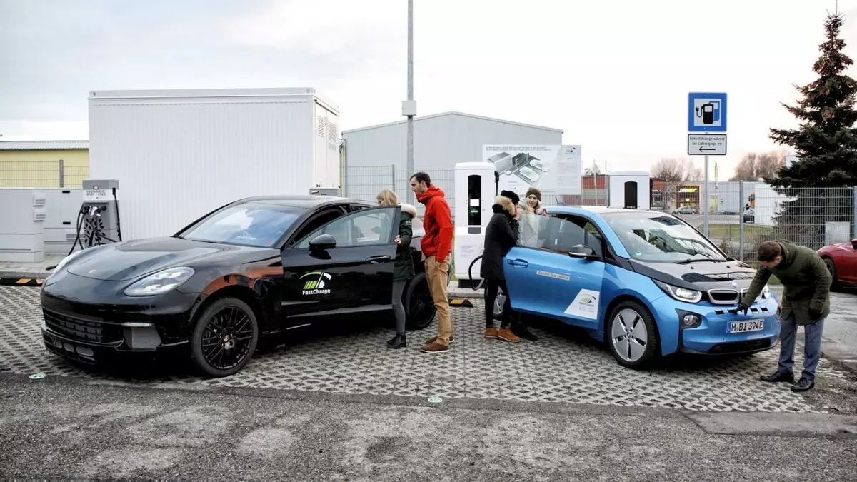 Trīs minūtes uzlādes - un 100 km veidā. Vācieši nolēma elektrisko transportlīdzekļu galveno problēmu 5864_0