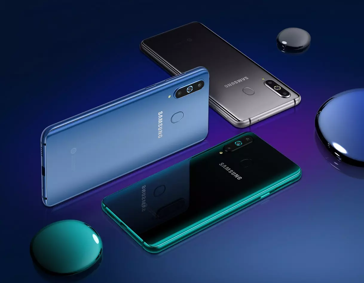 Samsung un Honor lūdza jaunu tendenci: caurumi displejā! 5887_0