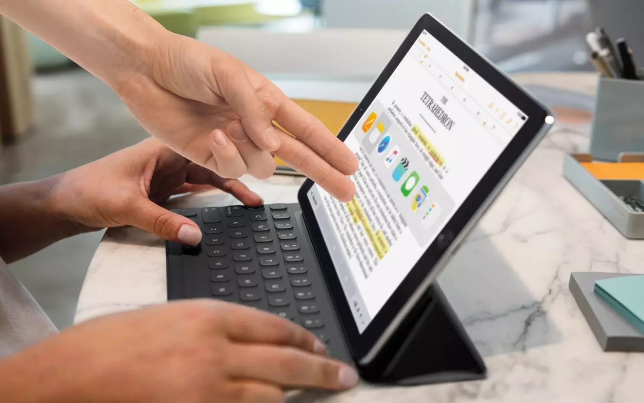 As simple to move the cursor on the iPad with the connected external keyboard 5904_3