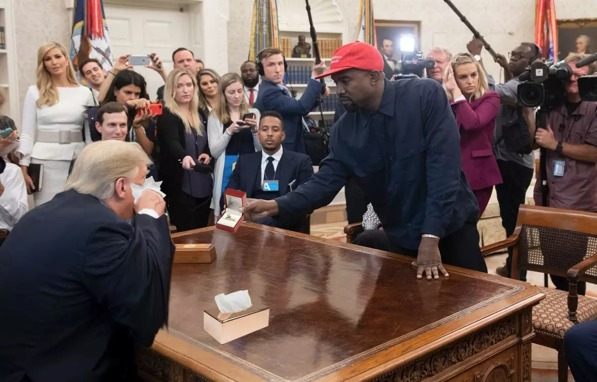 Kanye West viste Trump-konseptet til Apple Airplane - selskapet vet ingenting 6163_7