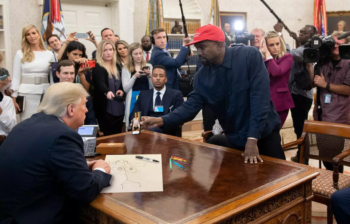 Kanye West te montre konsèp la Trump nan avyon an Apple - Kòporasyon an pa konnen anyen 6163_9