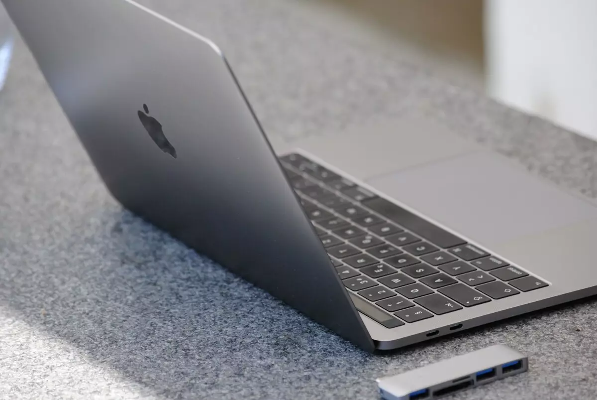 MacBook ရောင်းအားလျော့နည်းသွားသည်။ Apple, ငါတို့အသစ်လိုအပ်ပါတယ် 6173_0