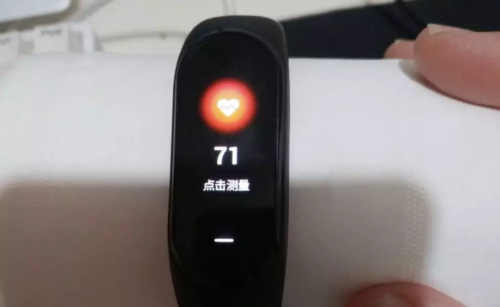 Xiaomi MI Band 3 e Apple Watch encontrou um pulso de um guardanapo de papel, banana e papel higiênico