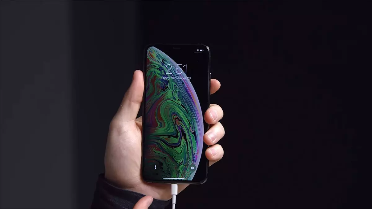 iPhone XS a XS max nie sú nabíjané, ak je obrazovka zablokovaná 6236_0