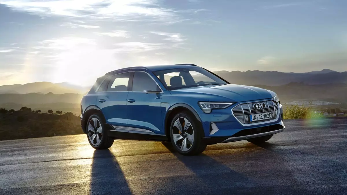 Pros in Skikote: presenteerde een rationele elektrische cross-over Audi E-Tron 6290_0