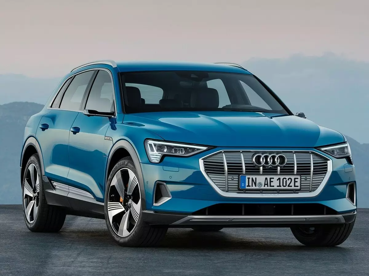 Pros in Skikote: presenteerde een rationele elektrische cross-over Audi E-Tron 6290_1