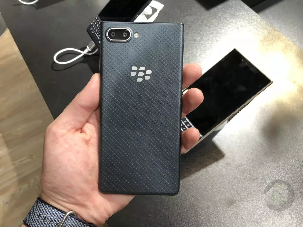 2018年のIFA：最も社交的に新しいBlackBerryボタン 6390_1