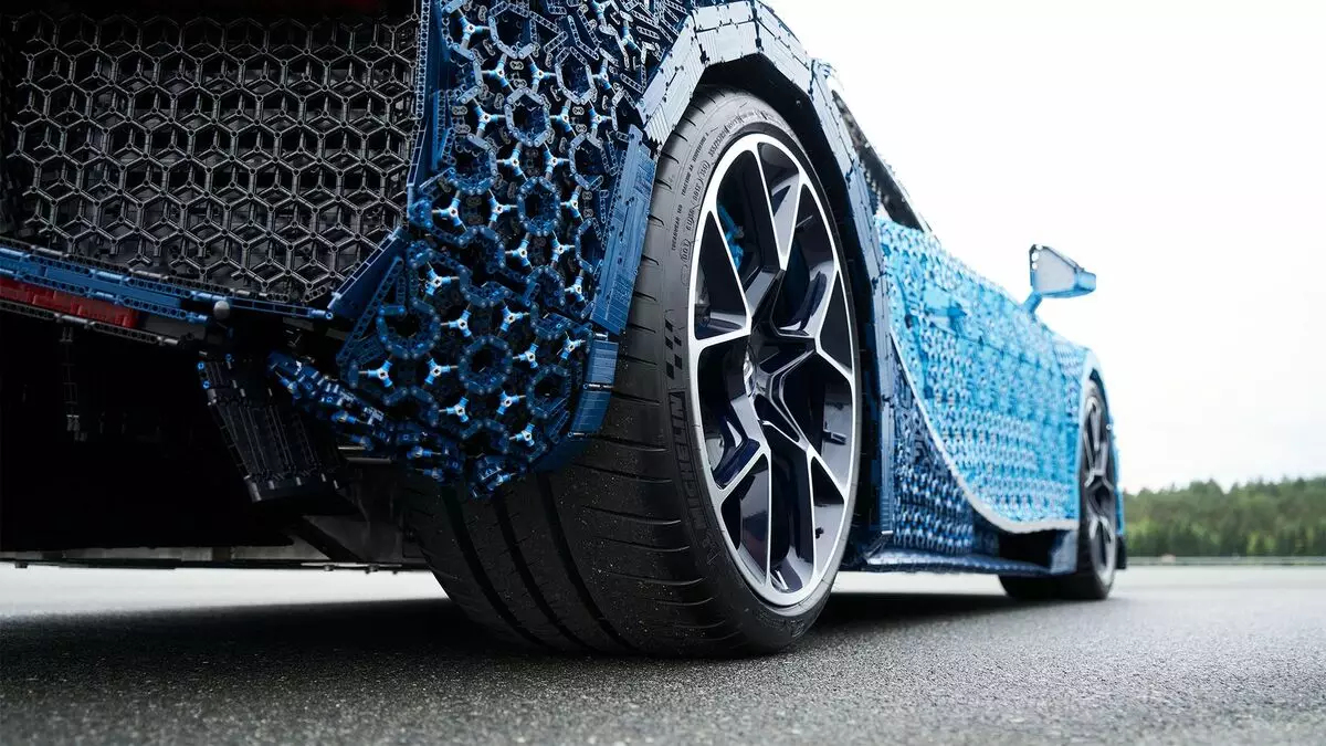 Dienas tavs: pilna izmēra bugatti chiron no lego 6393_3