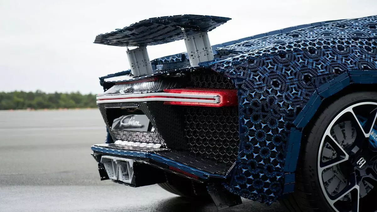 Thiness Of The Day: Full-sized Bugatti Chiron mula sa Lego 6393_7