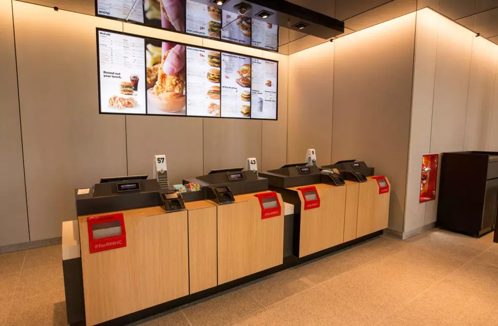 Restaurante abierto de McDonald's en estilo de Apple Store 6488_7