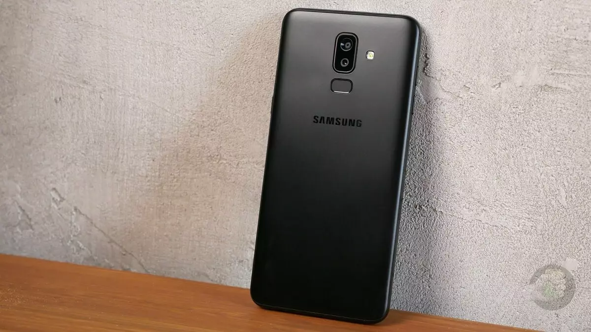 I-Samsung Galaxy J8 Uphononongo (ngo-2018): Ulibale malunga neemvakalelo 6502_1