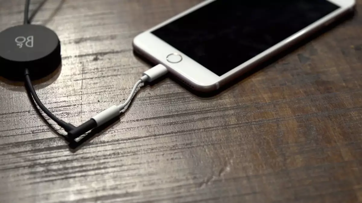 Skupaj z novim iPhone ne bo več adapter za slušalke 6548_1