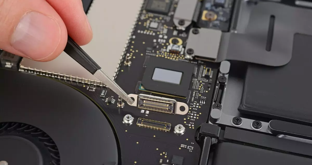 Në MacBook Pro 2018 nuk mund të rivendosni të dhënat nëse thyen motherboard 6622_2