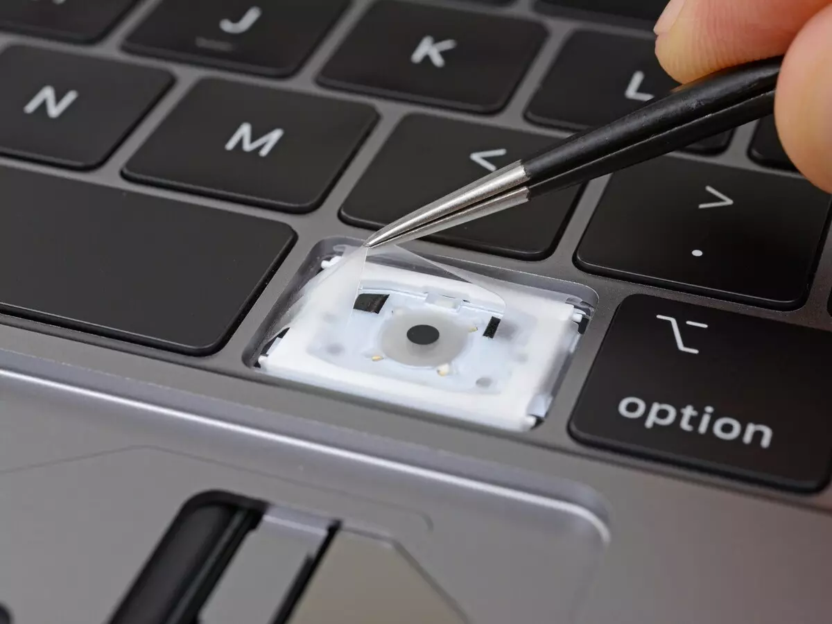 Macbook Pro 2018鍵盤中的膜嗎？改變半筆記本電腦 6630_0