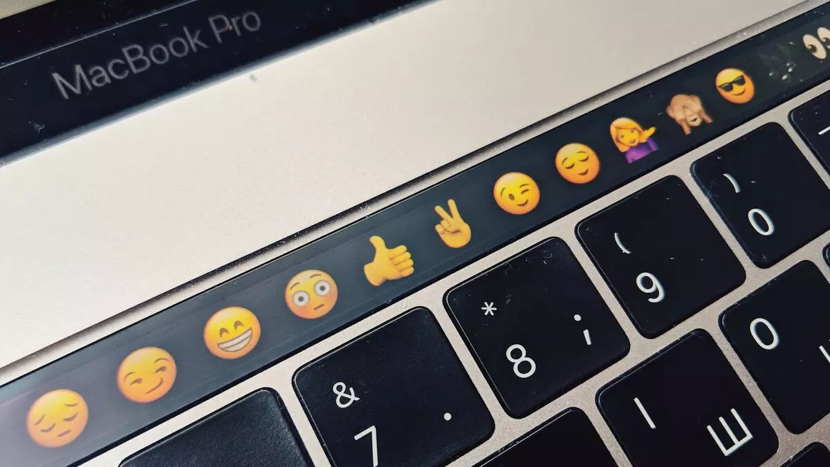 TouchBar in Apple MacBook - Evil? We are looking for a sense in it 6652_0