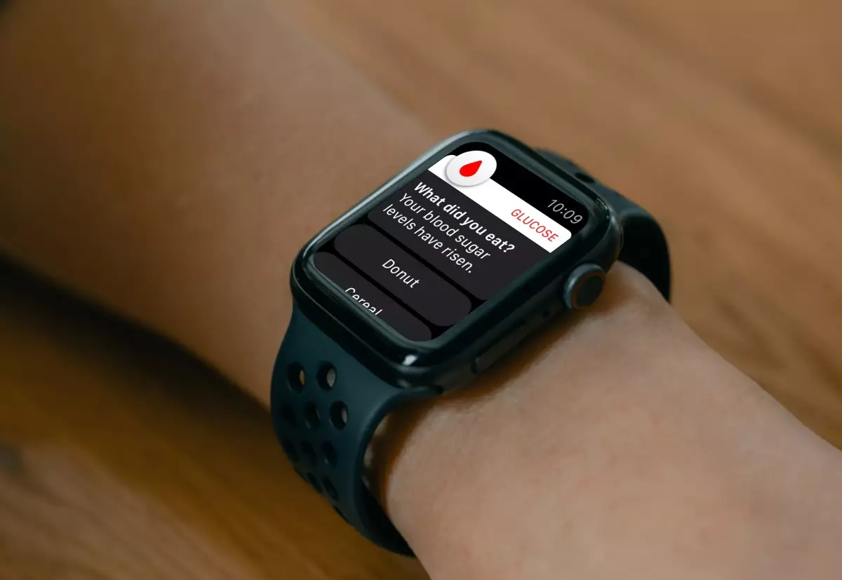 Cysyniad: Tracio Pŵer a Glwcos yn Apple Watch Cyfres 7