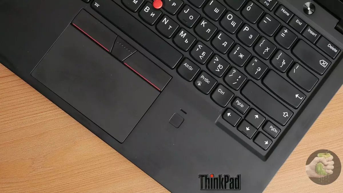 Lenovo Eventad X1 Famerenana karbônina: Dadatoa mangatsiaka amin'ny mainty 6690_2