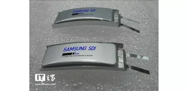 Pendengaran: Samsung akan menunjukkan telefon pintar yang fleksibel pada bulan Januari 6714_1