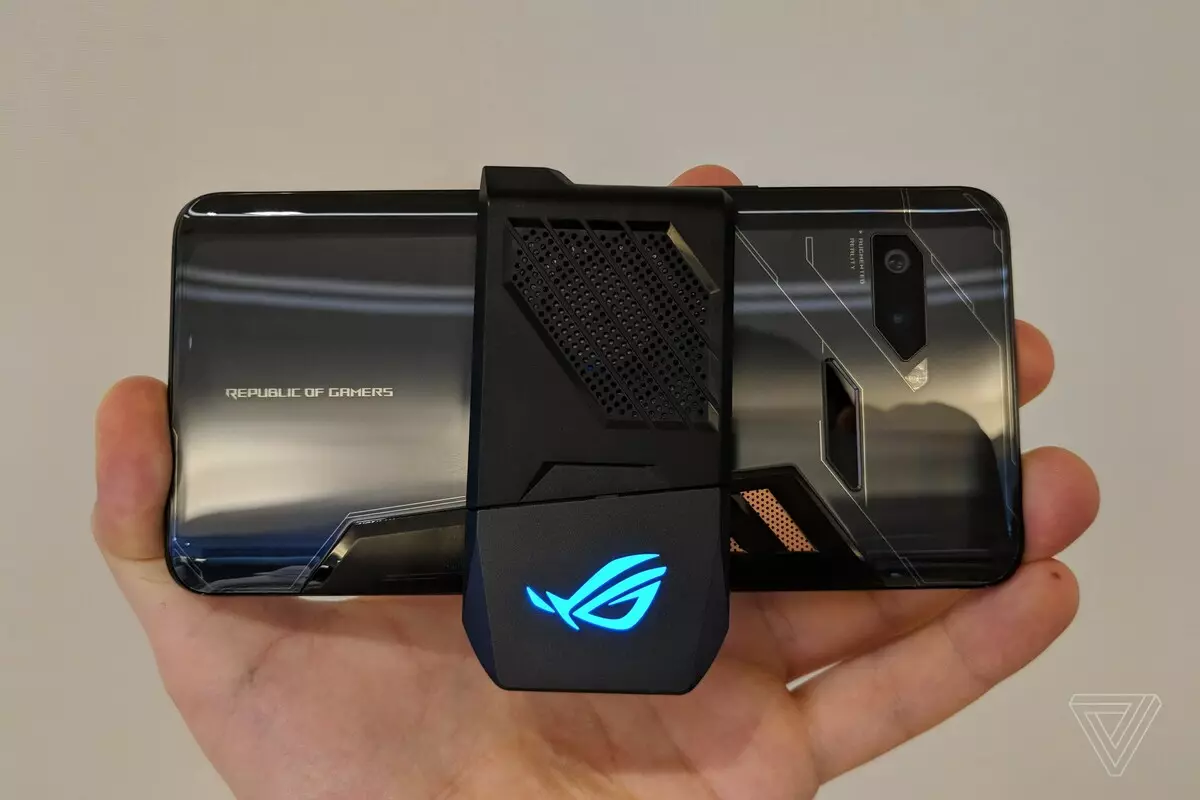 Asus bir oyun smartphone rog telefon yayınladı 6912_1