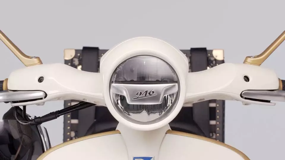 Günün Thiness: Vespa əfsanəvi moped, Dior ilə əməkdaşlıq etdi 706_1