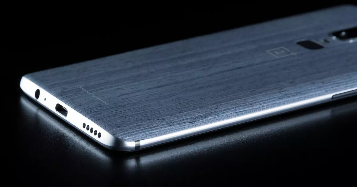 Die tydperk van stagnasie: die ontwerp van OnePlus 6 en Xiaomi Mi 7 word gederubriceerd 7083_0