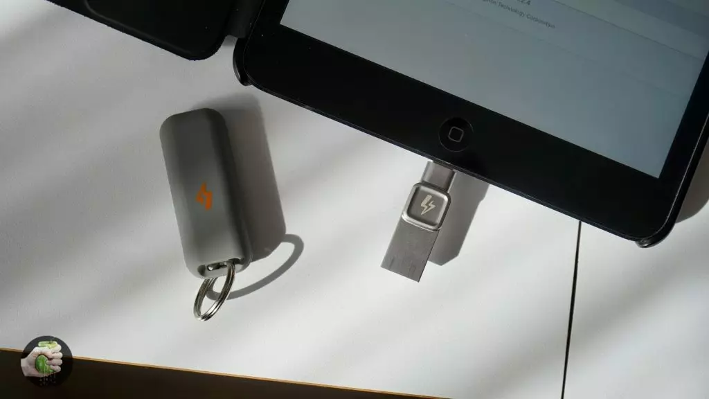 Kingston DataTraveler Bolt Review: Photo / Video Flash Drive برای دستگاه های iOS 7364_2