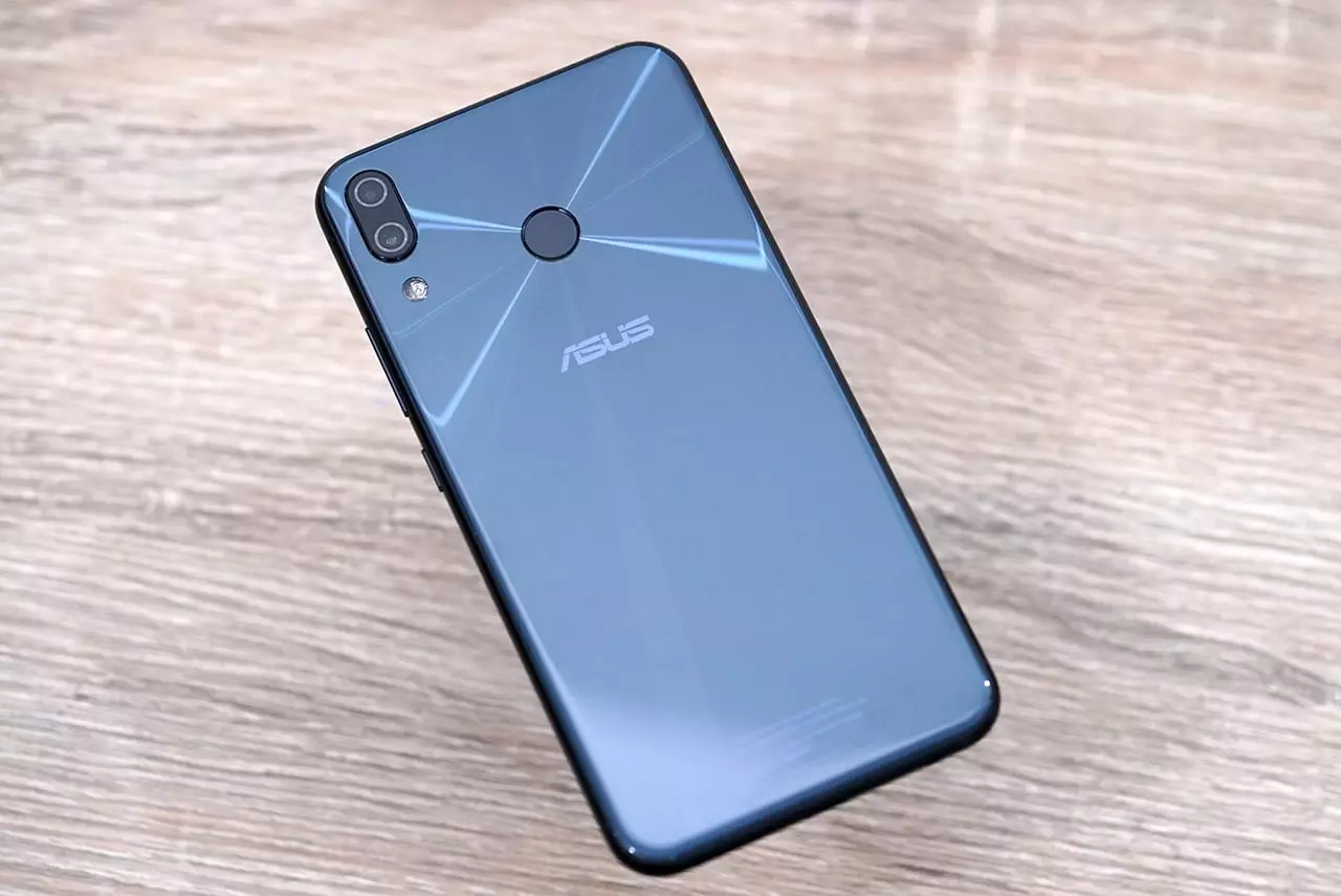 Asus kloned iphone x we ​​täze zenfone 5 görkezdi 7471_3