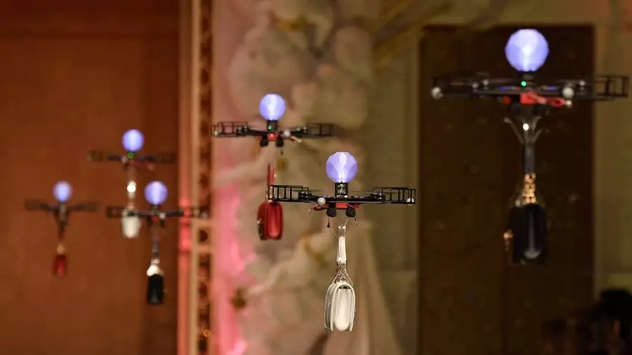 Casa de modă Dolce & Gabbana a făcut un spectacol cu ​​fete frumoase și drone 7531_0