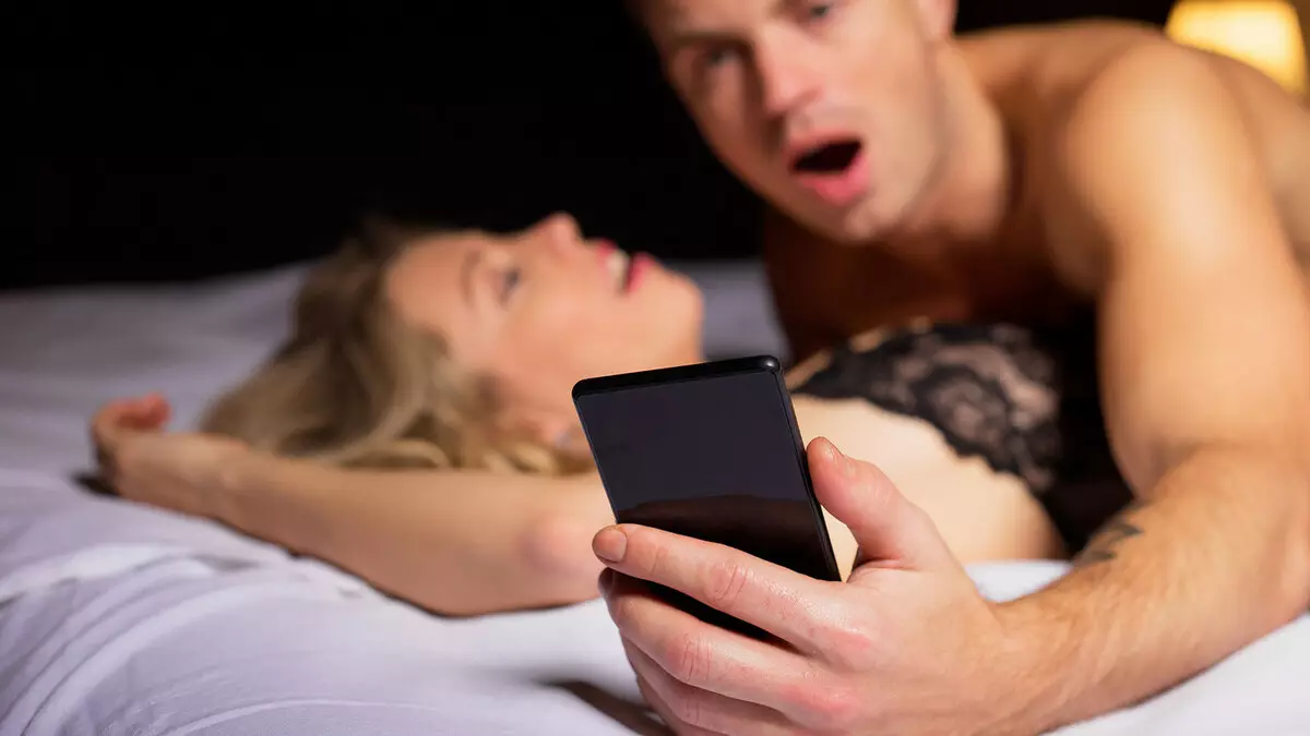 As pessoas estão cada vez mais separadas de smartphones, mesmo durante o sexo 7569_0