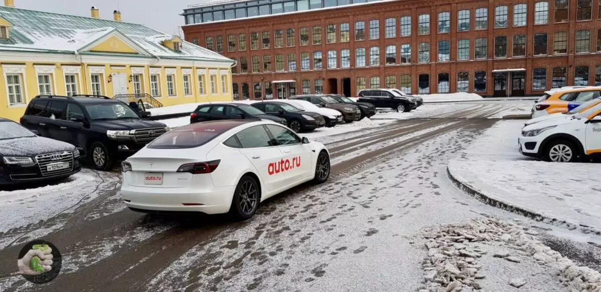 Kicsomagolt TESLA MODEL 3, megjelenítések és tények 7613_1