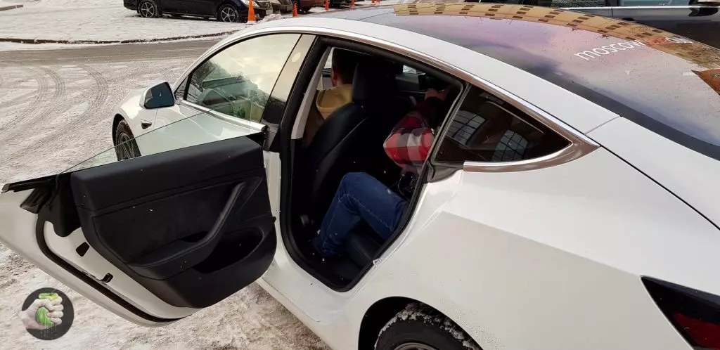 Raspakirani Tesla Model 3, pojavljivanja i činjenice 7613_8