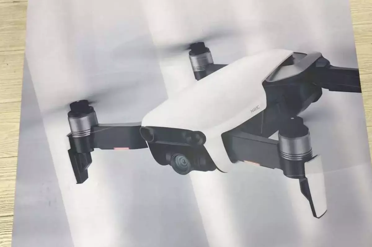 Ini adalah drone yang baru DJI Mavic Air, masih curam dan murah 7792_1