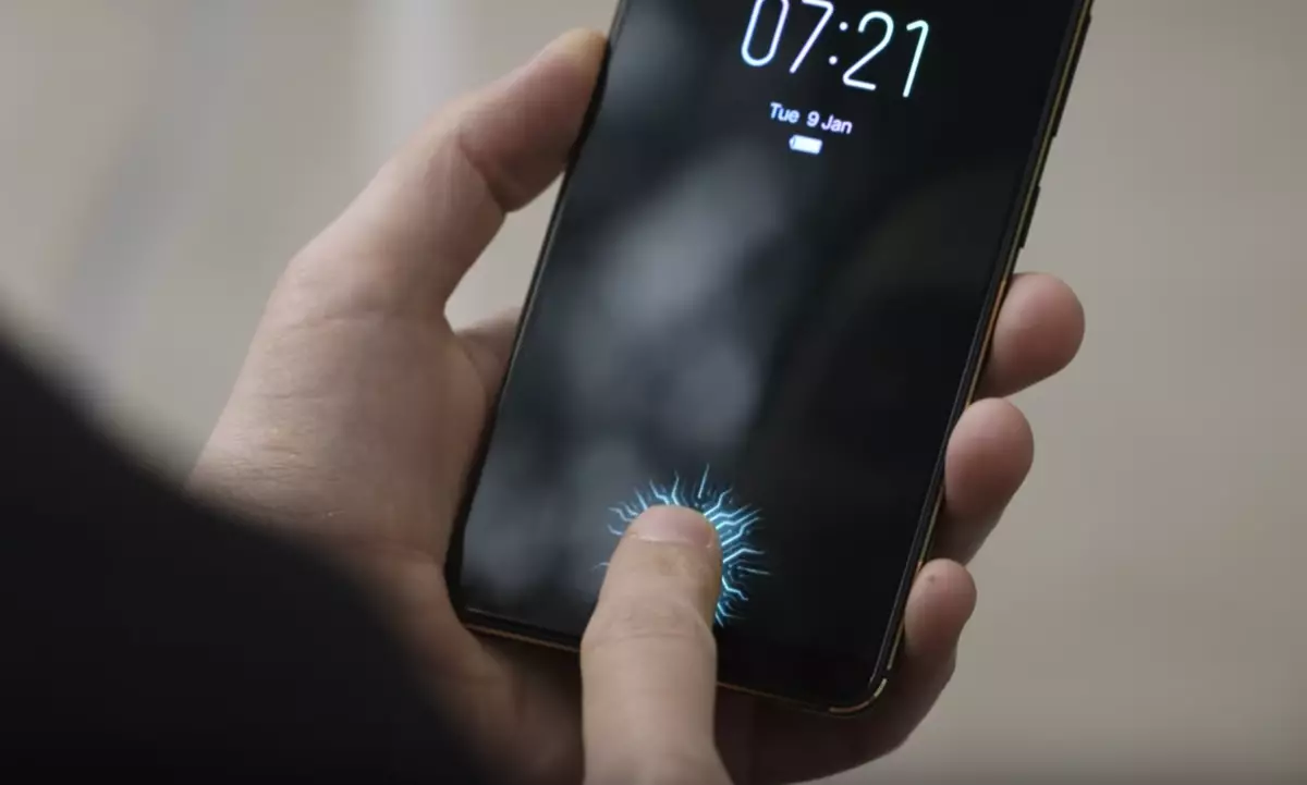 CES 2018: First Non-scanned Fingerprint Scanner yn Smartphone. Yndrukken fan 'e sjoernalist 7850_0