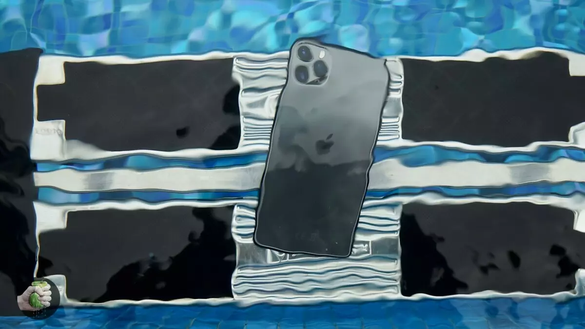 Apple imħallfin reklamar żbaljata iPhone waterproof