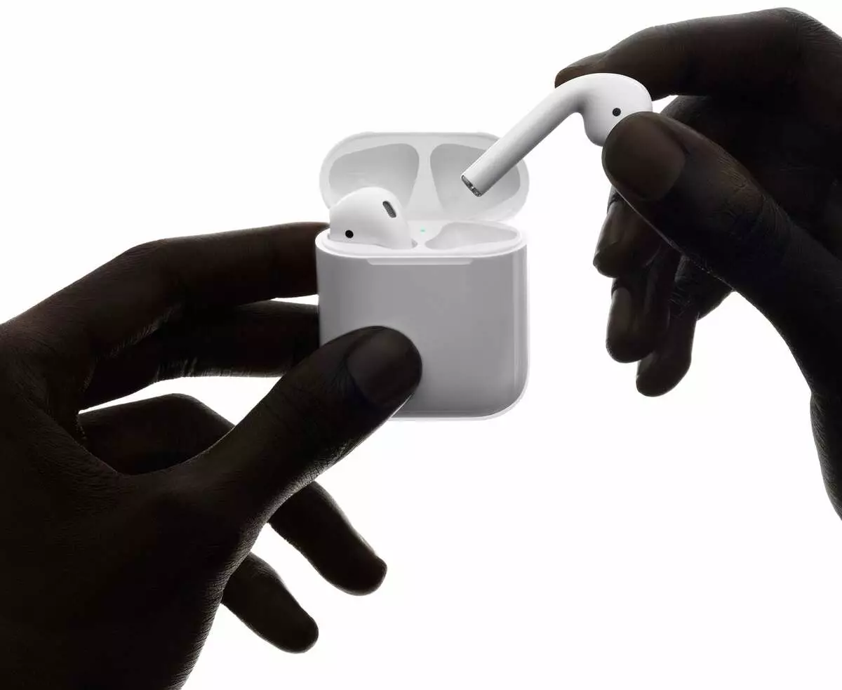 Ang Apple Airpod 2 sa pamaagi. Unsa man ang gipaabut namon sa labing malampuson nga accessory sa Apple? 7921_0