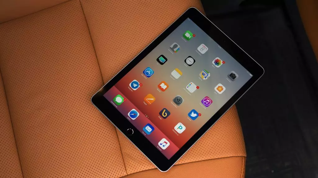 მოსმენა: Apple ამზადებს ბიუჯეტის iPad- ს 7995_1
