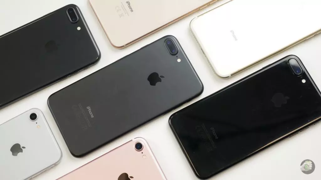 Sharan shara ko mai kyau? Tunani a kan zane na iPhone 8 8303_2