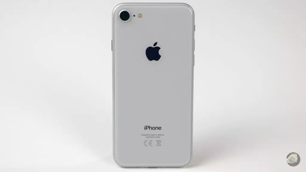 Fako fako na tsara tarehy? Eritreritra momba ny famolavolana iPhone 8 8303_7